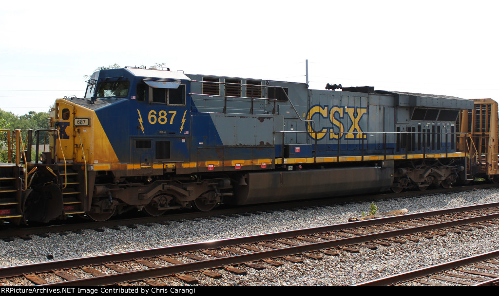 CSXT 687 on Q300-08
